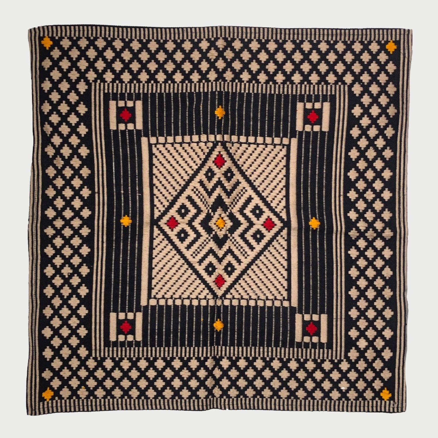 Traditional Dumbara Weaving – BAREFOOT